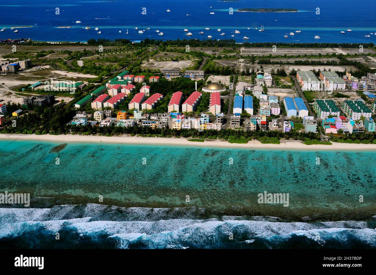 INDIAN OCEAN, MALDIVES, THE ISLANDS AROUND THE CITY OF MALE, WHICH ...