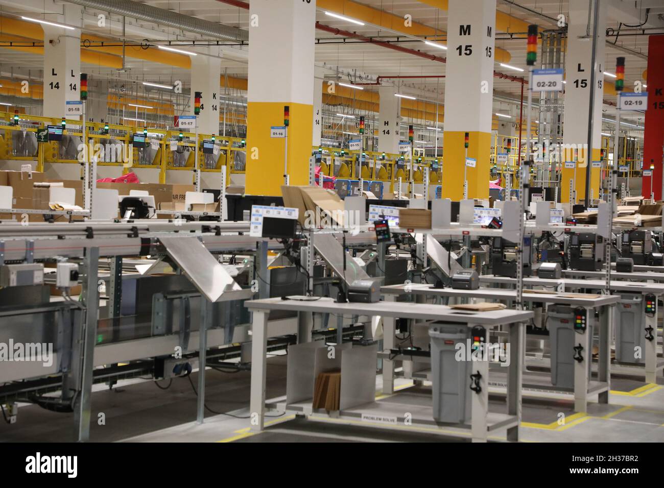 Gera, Germany. 26th Oct, 2021. Shipping facilities are located in a ...