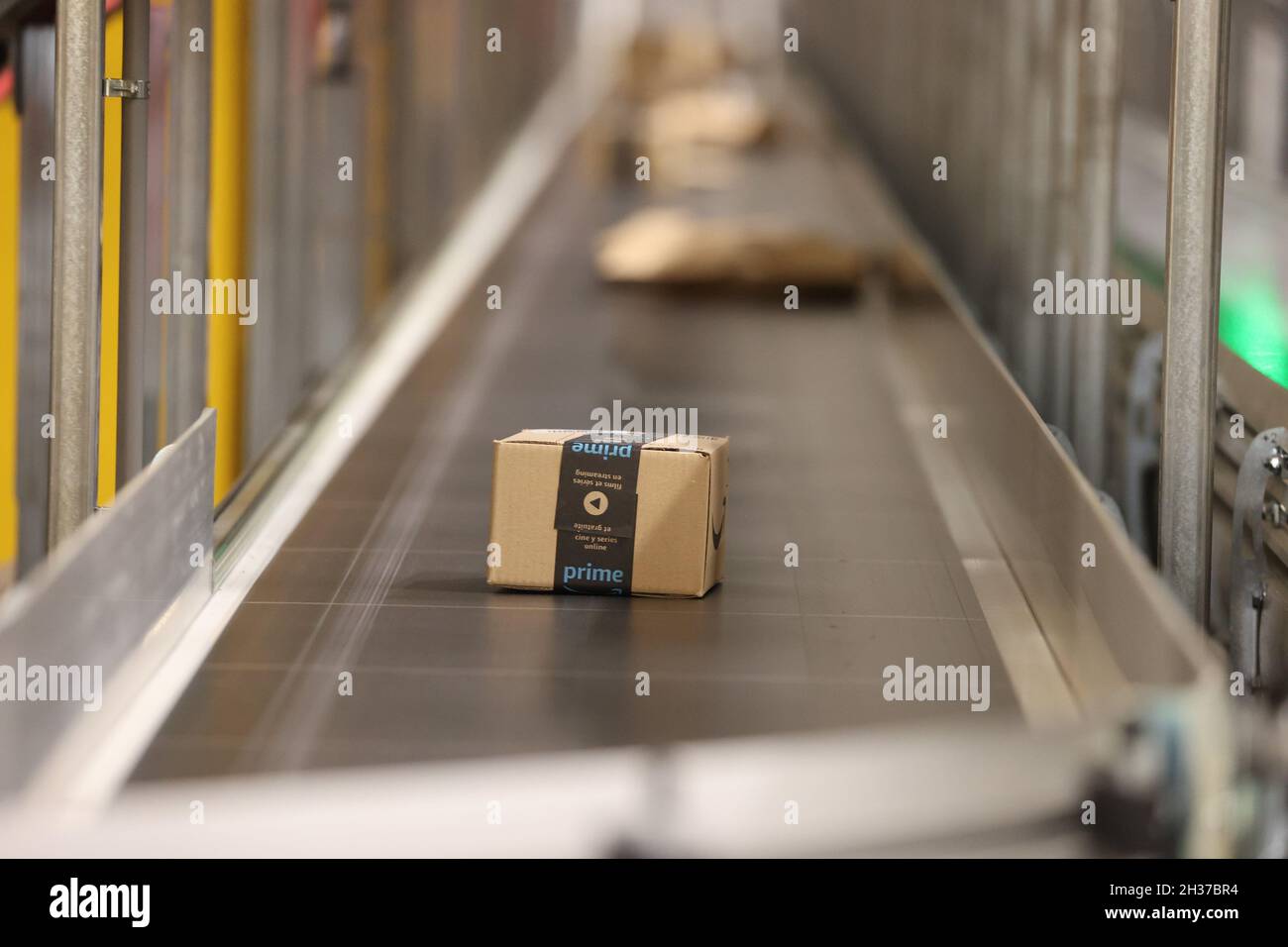 Gera, Germany. 26th Oct, 2021. Packages run over a treadmill in a hall ...