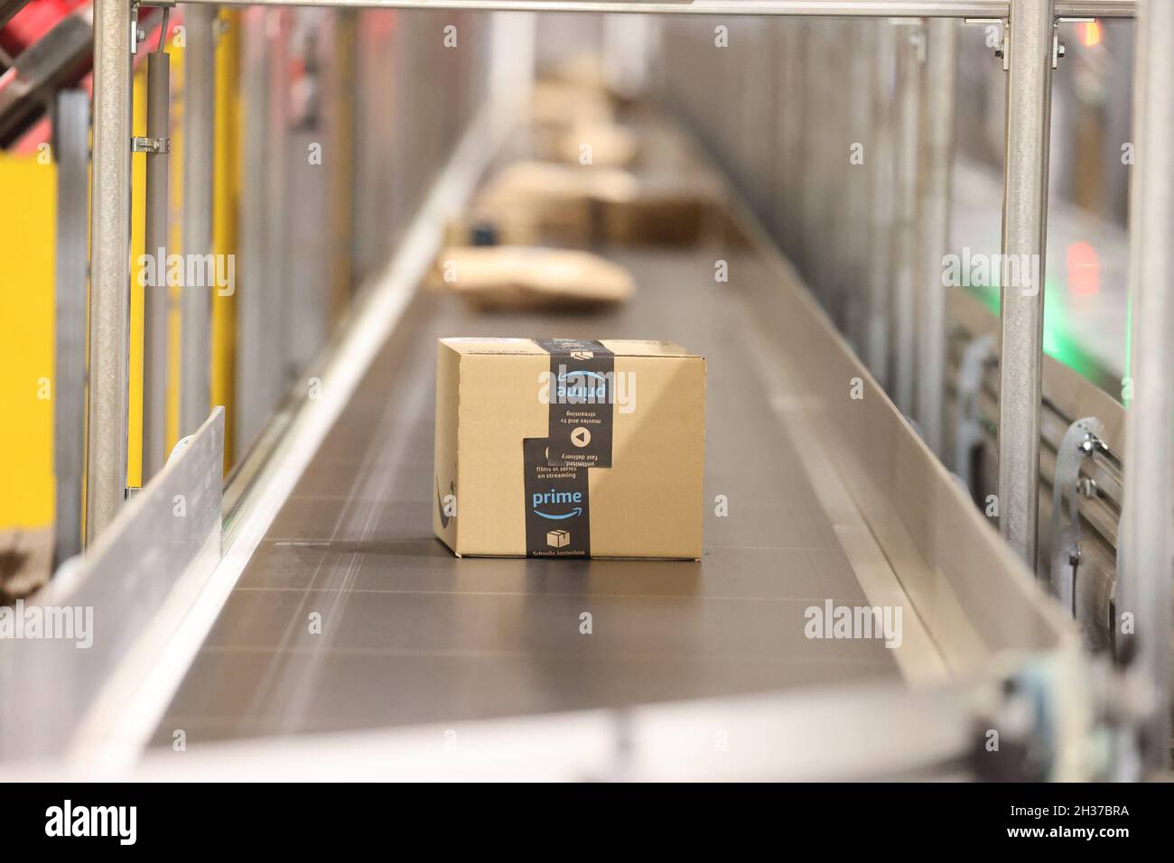 Image of an amazon packages hi-res stock photography and images - Alamy