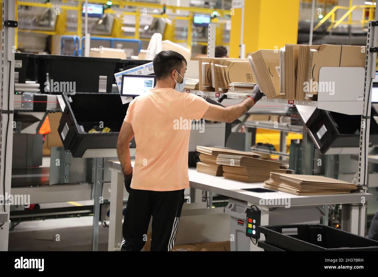 Gera, Germany. 26th Oct, 2021. Employees pack goods in a hall. The ...