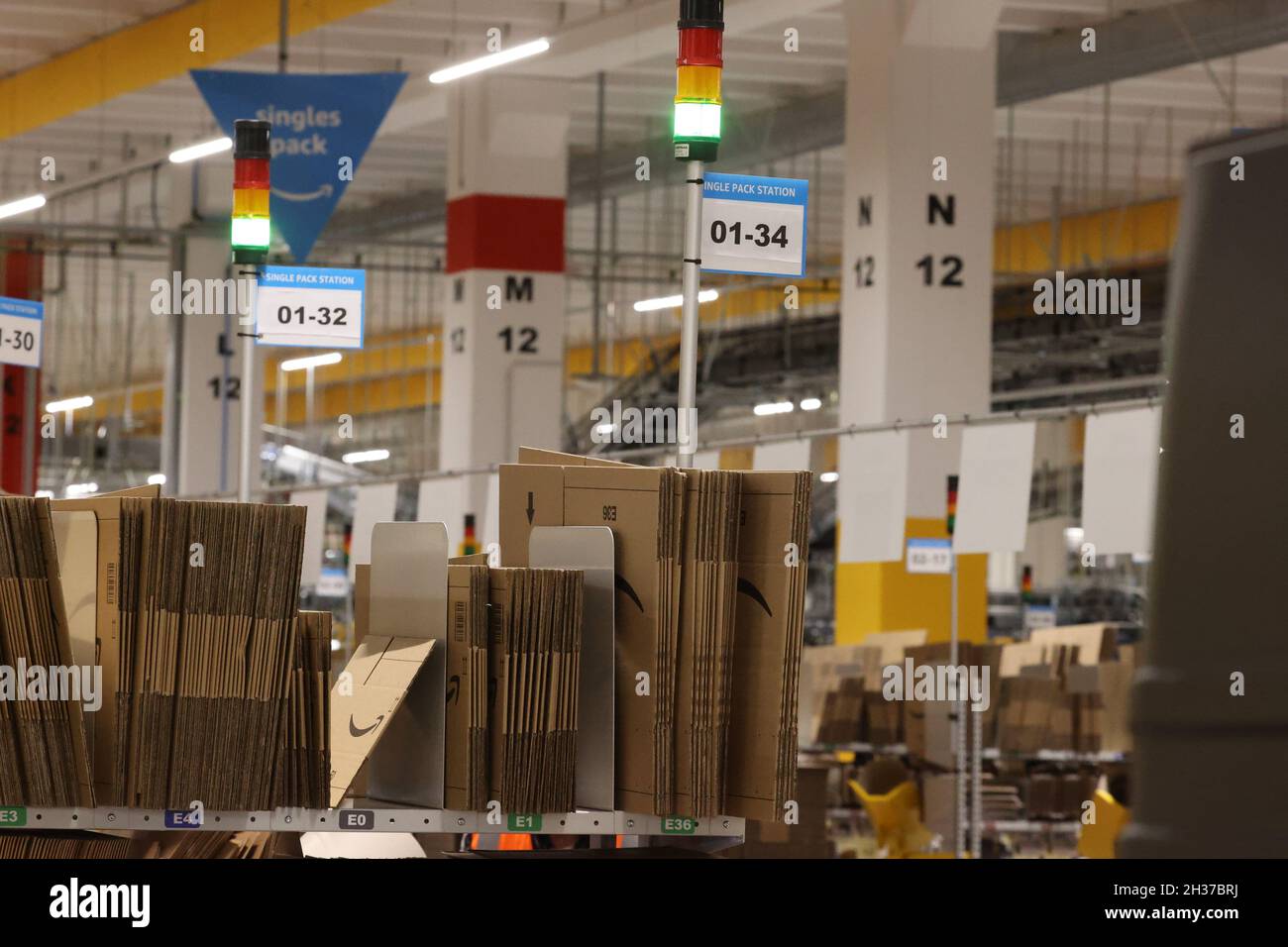 Gera, Germany. 26th Oct, 2021. Shipping facilities are located in a ...