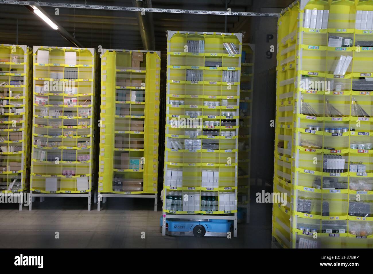 Gera, Germany. 26th Oct, 2021. Goods lie in shipping towers that are ...