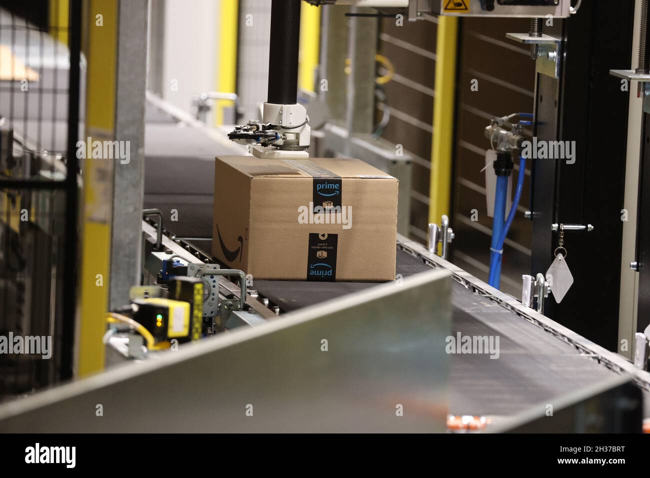 Gera, Germany. 26th Oct, 2021. Packages run across a treadmill in a ...