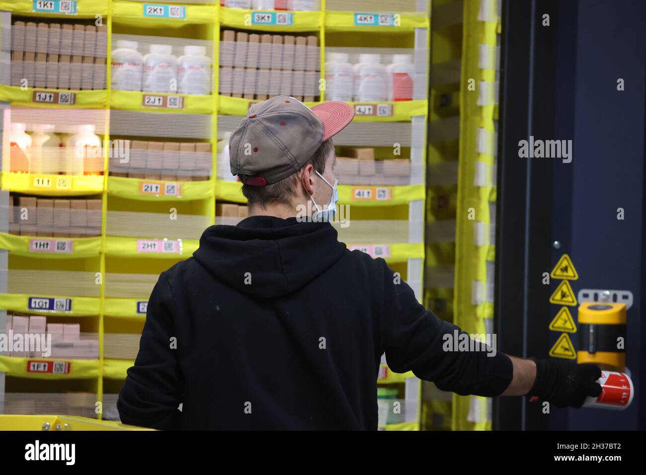 Gera, Germany. 26th Oct, 2021. Employees pack goods in a hall. The ...