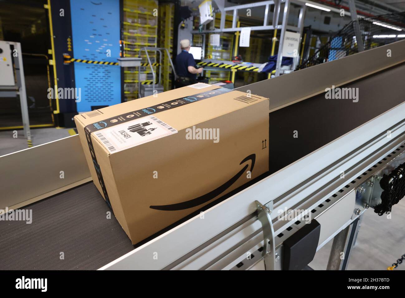 Image of an amazon packages hi-res stock photography and images - Alamy