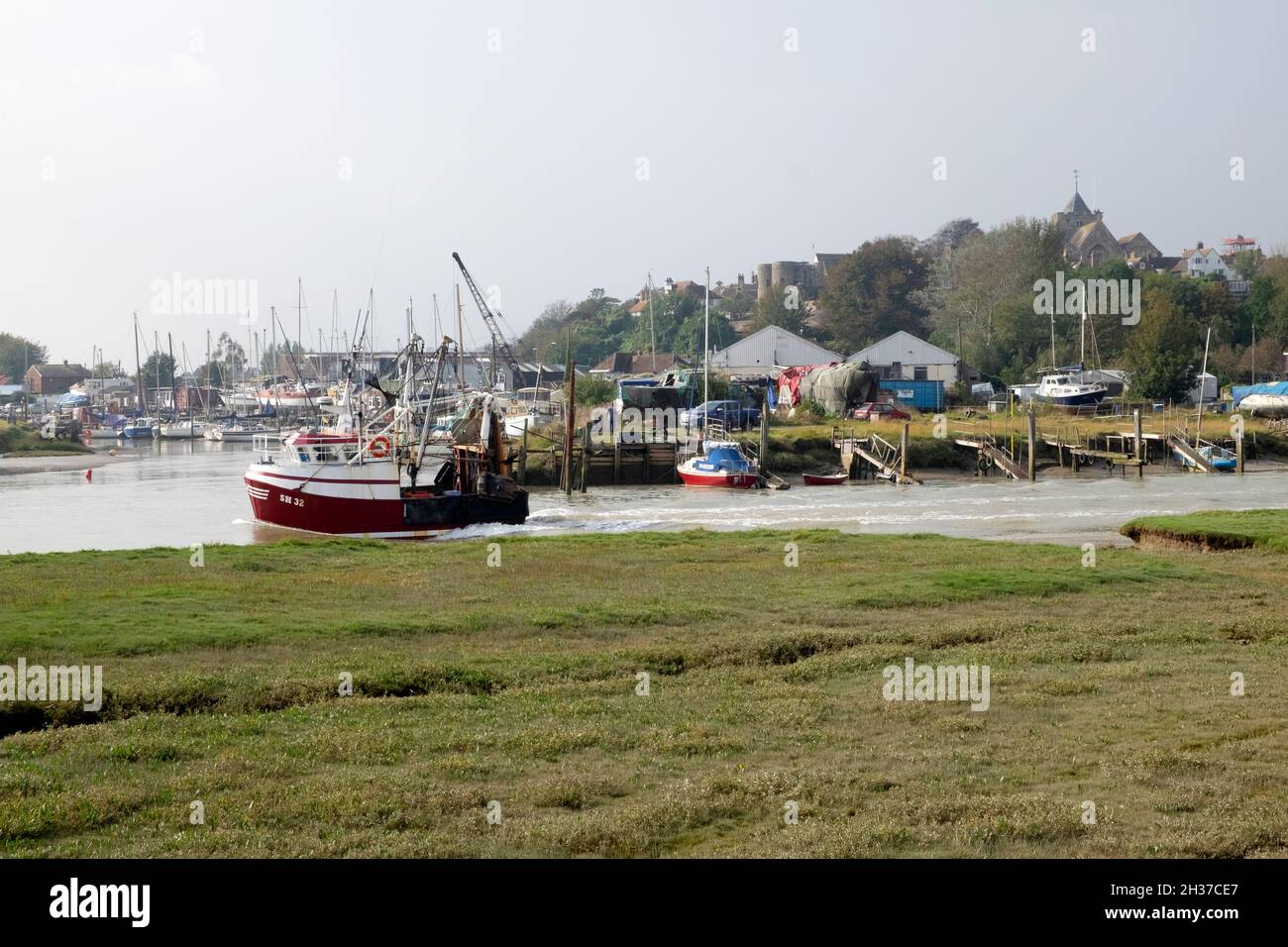 Uk boats fishing harbour landscape hi-res stock photography and images ...