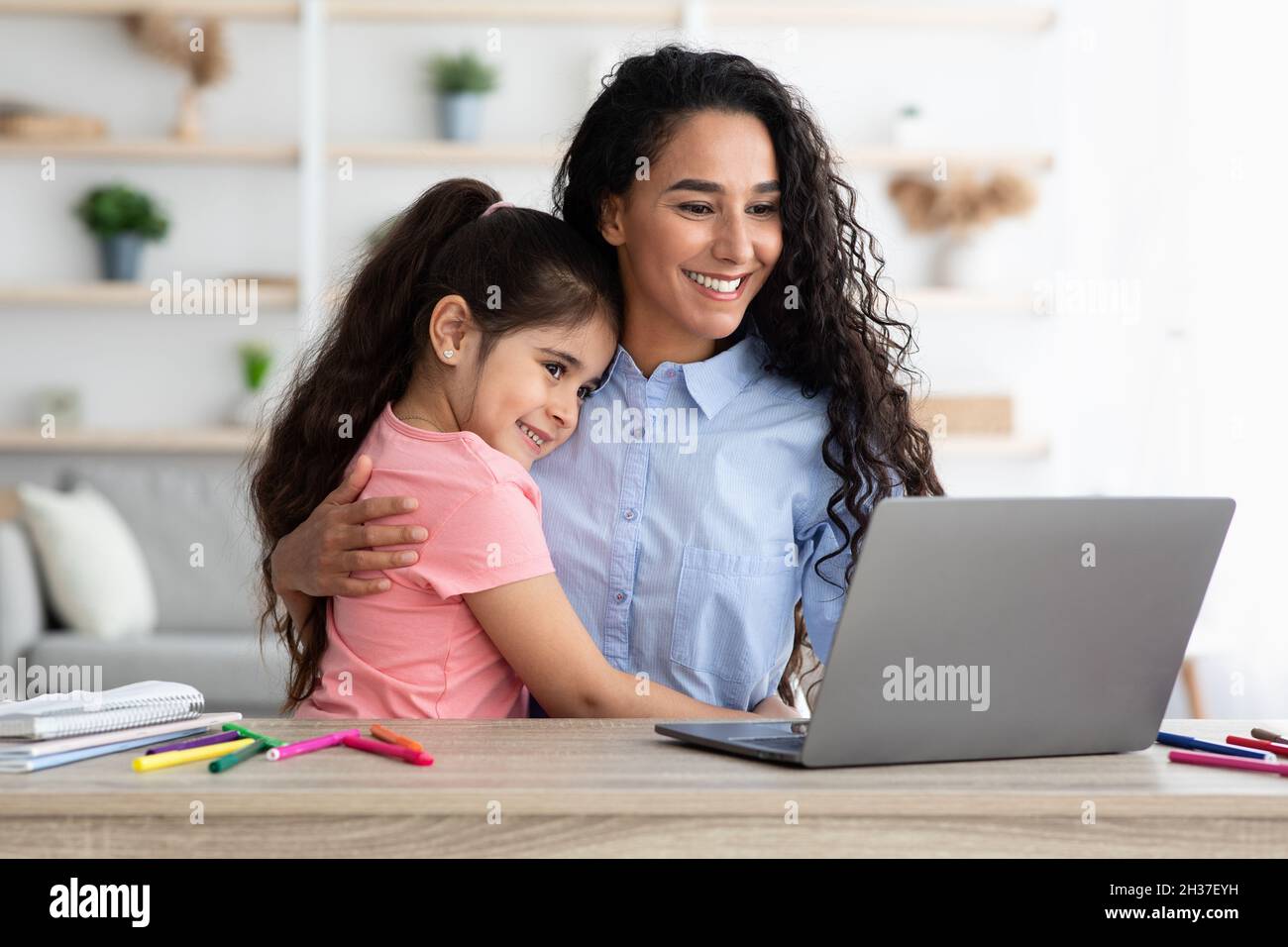 Family remote learning computer hi-res stock photography and images - Alamy
