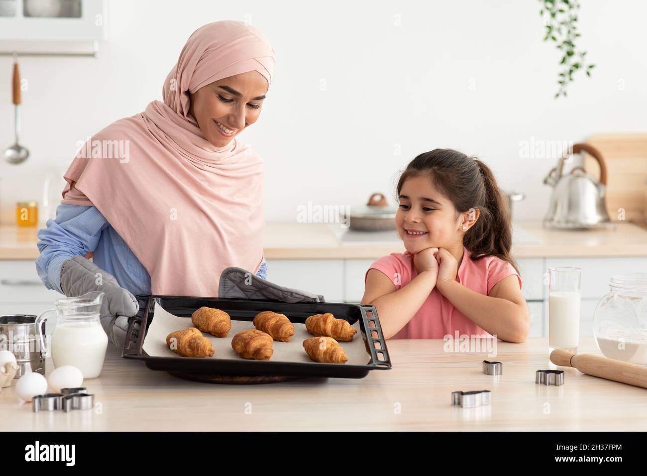 Arab mother and daughter cooking hi-res stock photography and images ...