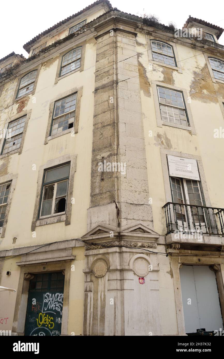 Unkept building hi-res stock photography and images - Alamy