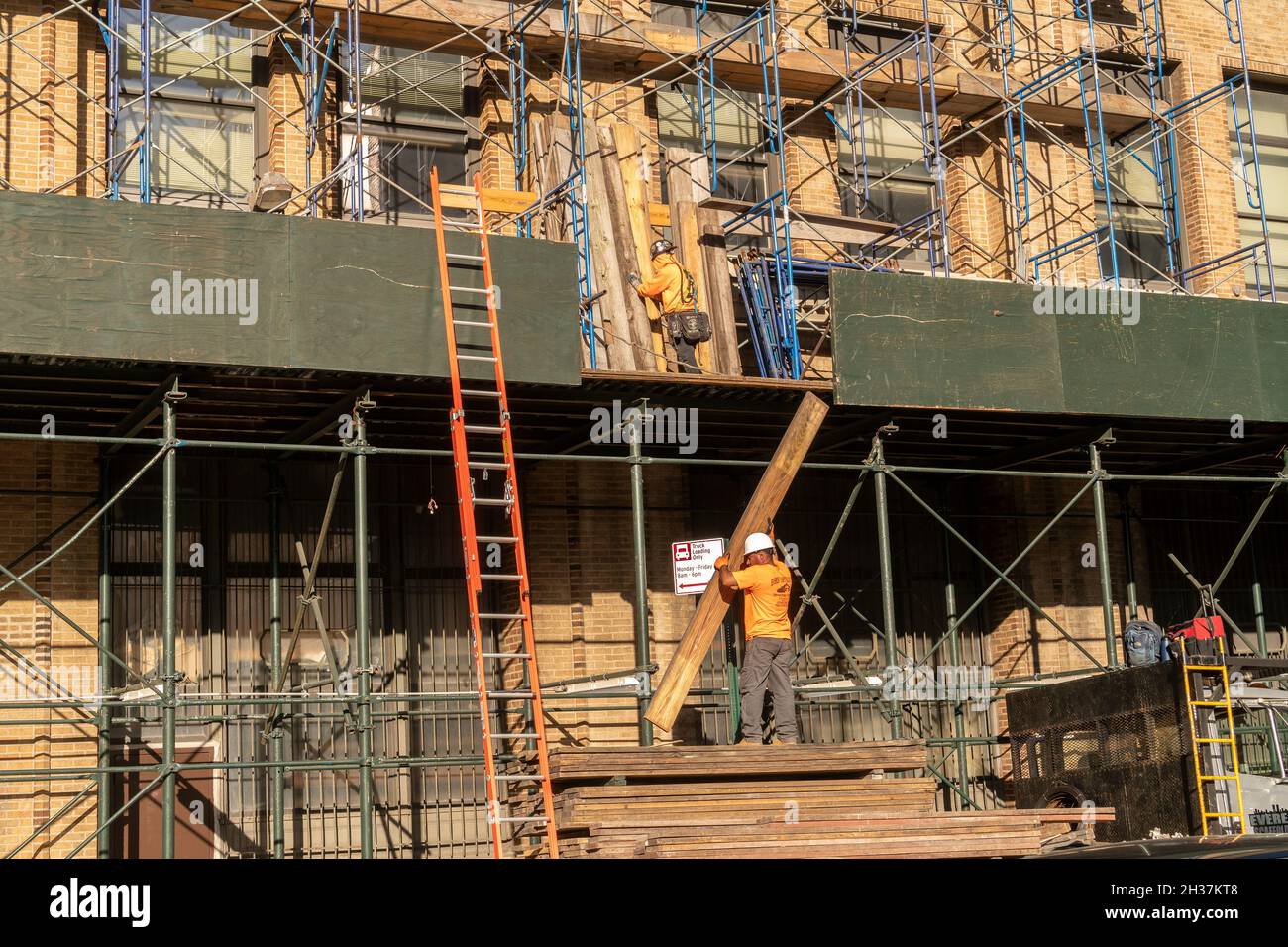 Scaffold hi-res stock photography and images - Alamy