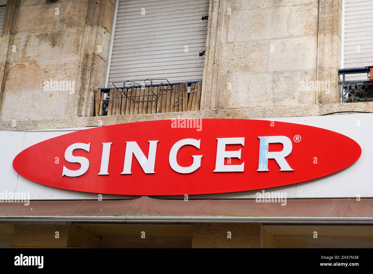 Old singer brand sewing machine hi-res stock photography and images - Alamy