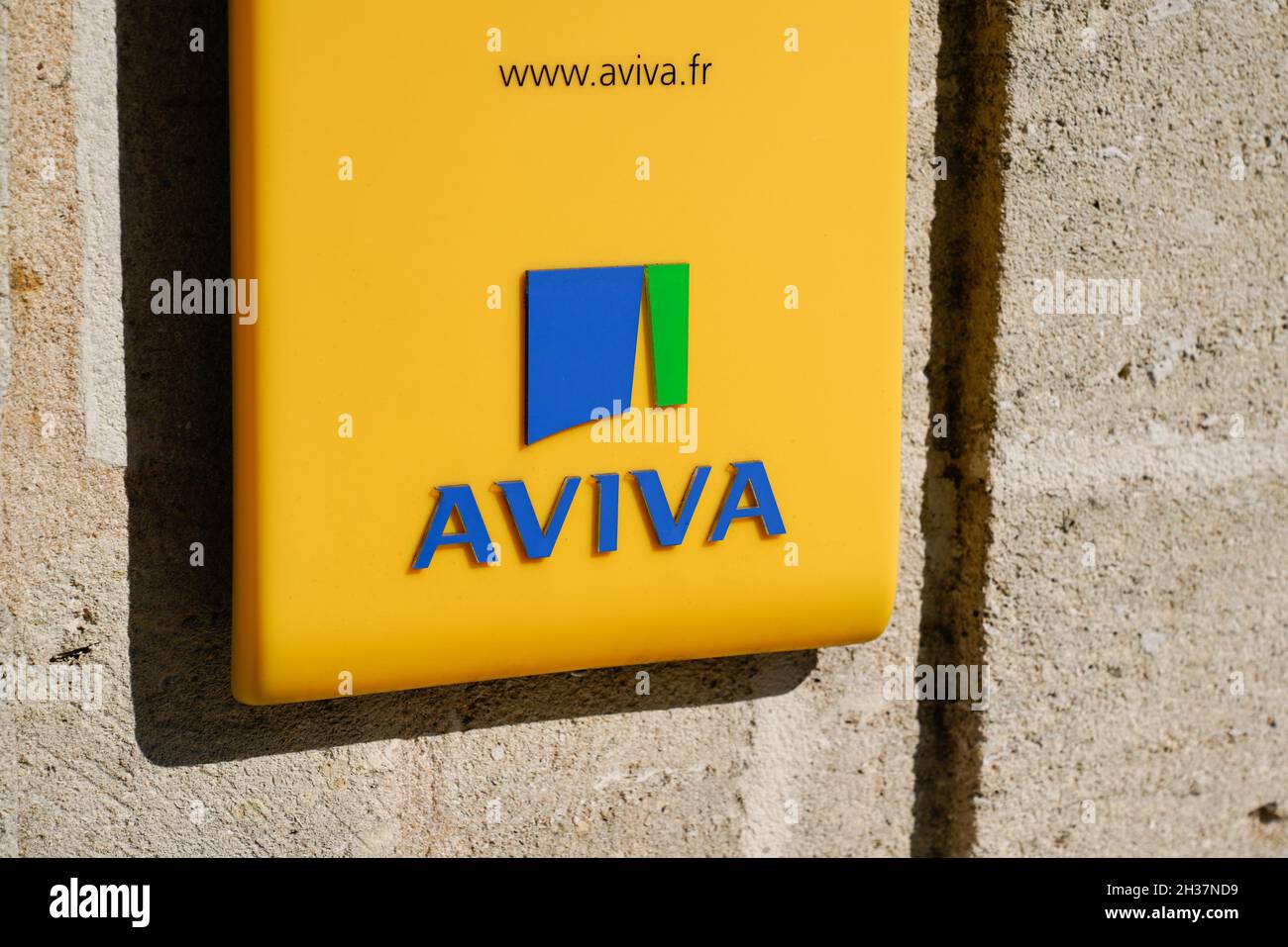 Aviva signage hi-res stock photography and images - Alamy