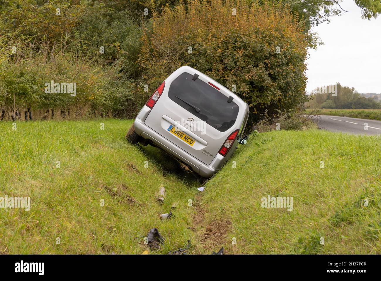Car in ditch hi-res stock photography and images - Alamy