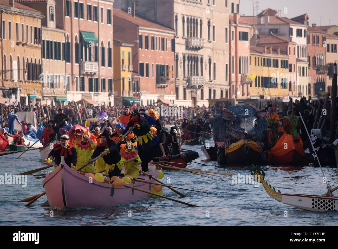 Venetians row during the masquerade parade on the Cannaregio Canal ...