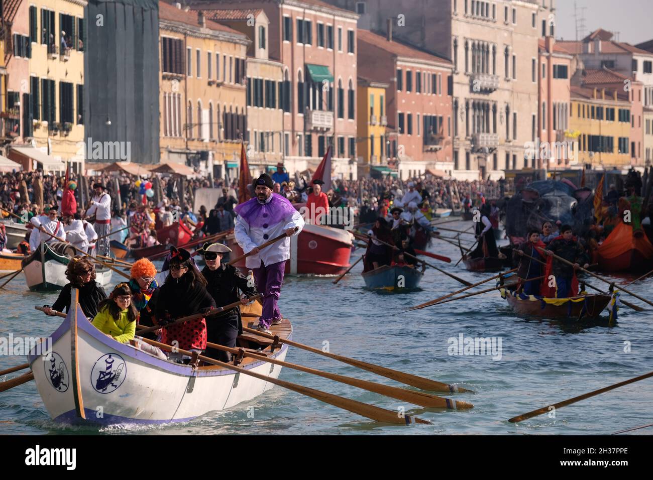 Venetians row during the masquerade parade on the Cannaregio Canal ...