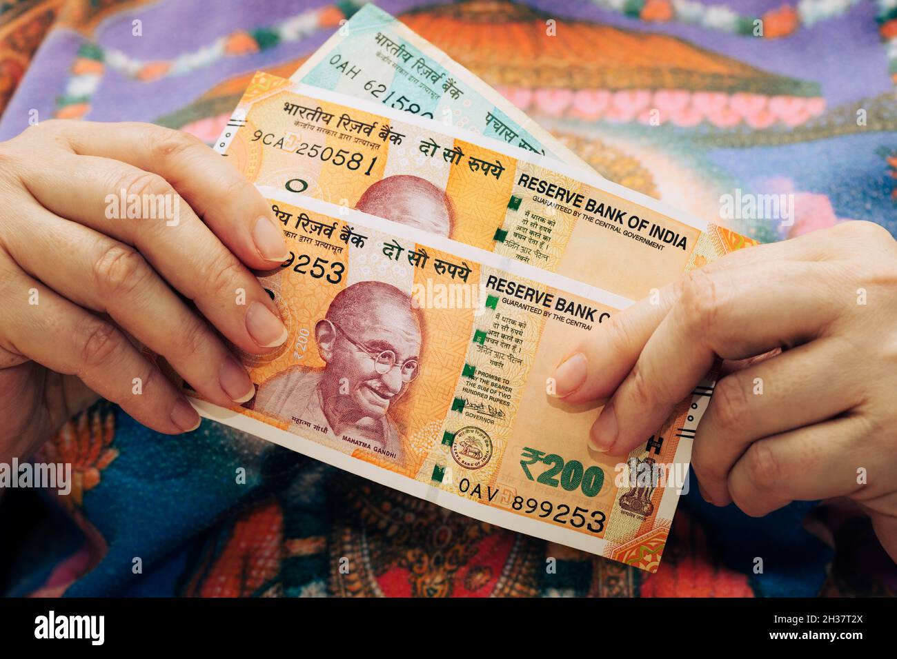 Indian rupees, money from the new series, Held by a woman Stock Photo ...