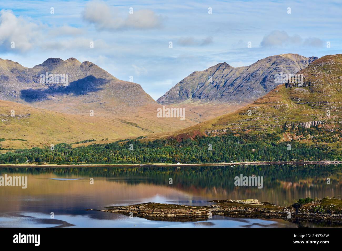 Drive around lake area hi-res stock photography and images - Alamy