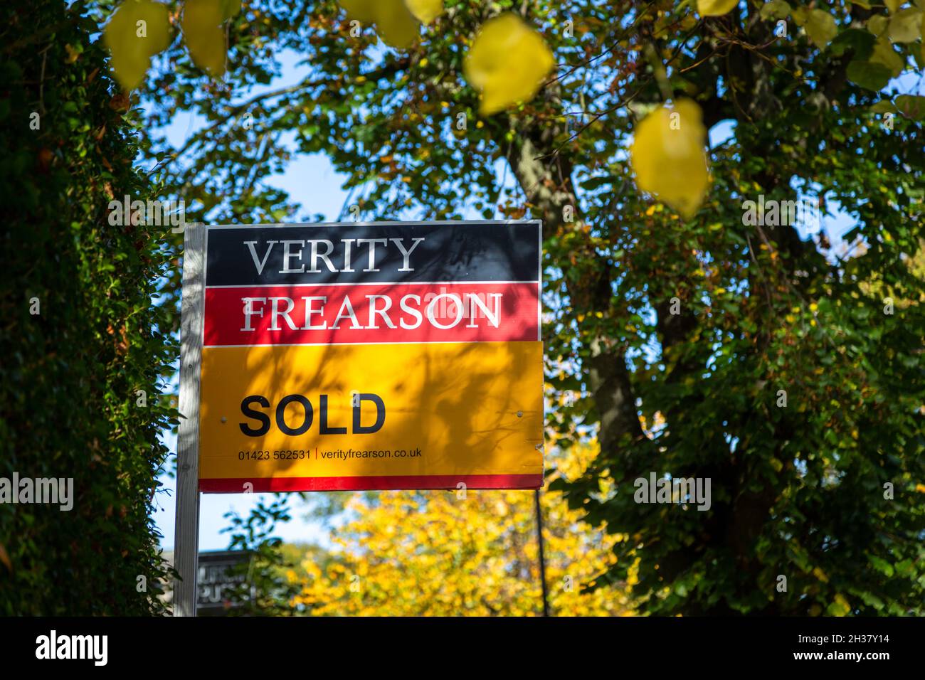 Sold board hi-res stock photography and images - Alamy