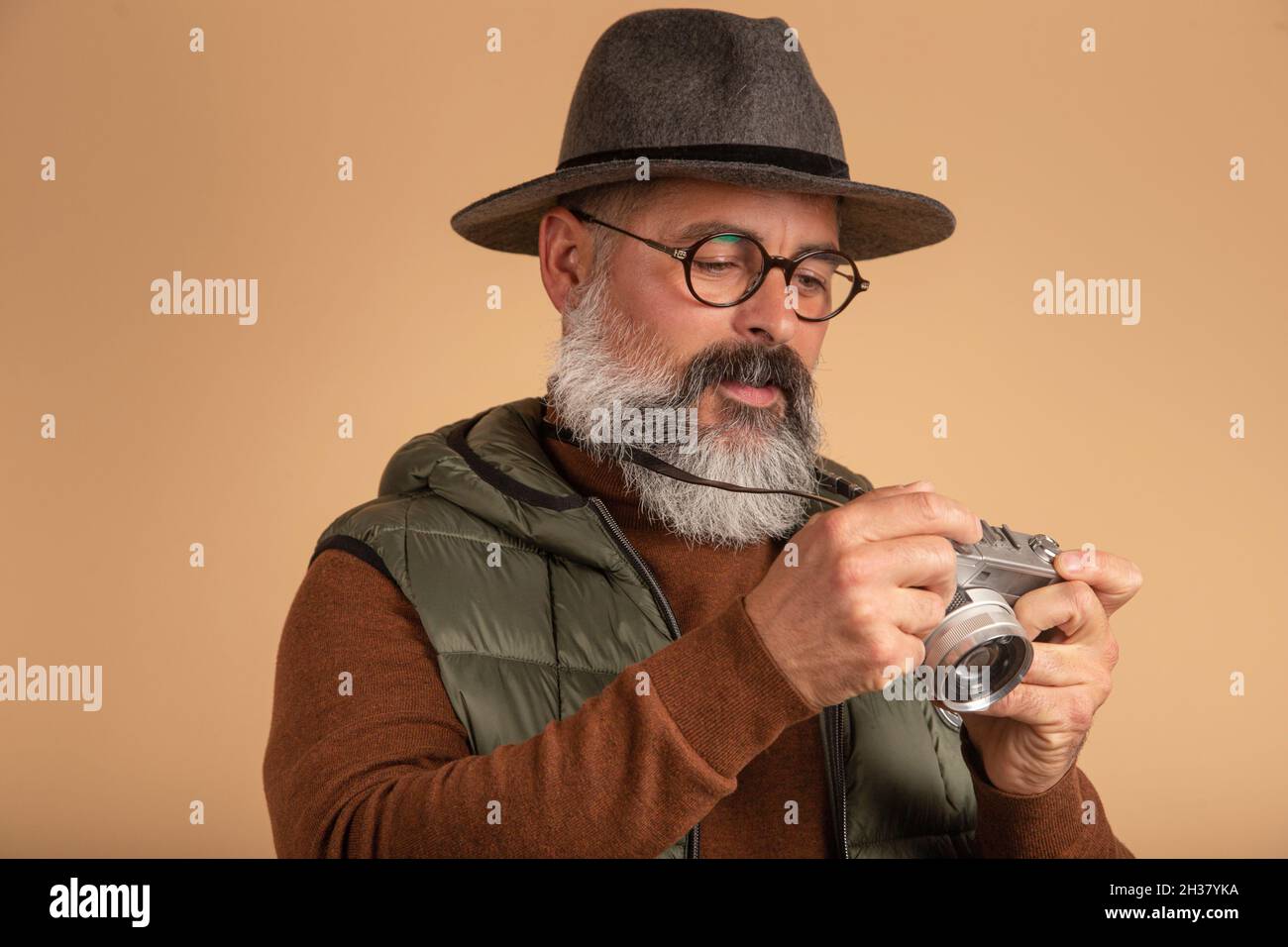 Bearded photographer camera hi-res stock photography and images - Alamy