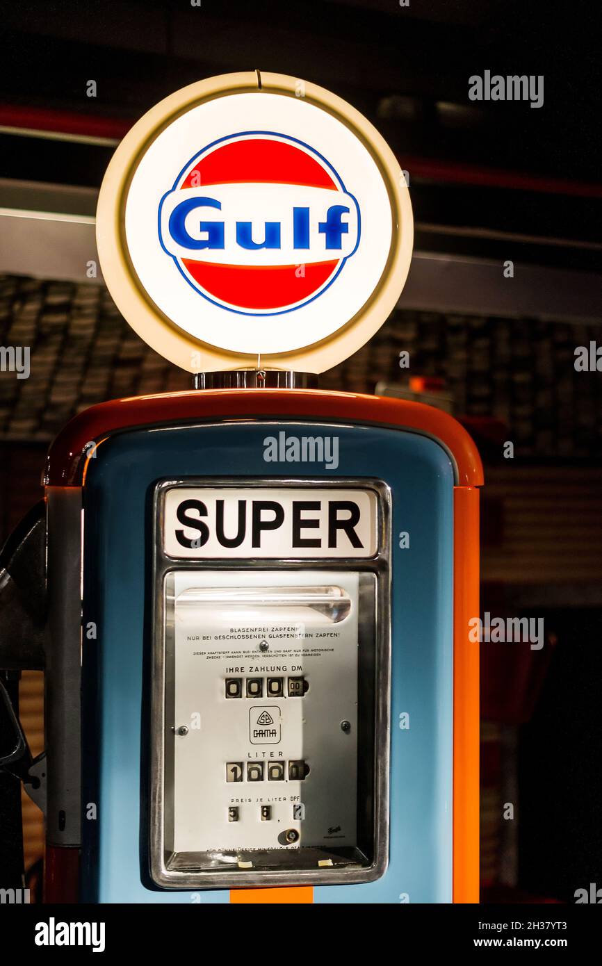 Gulf gas station sign hi-res stock photography and images - Alamy