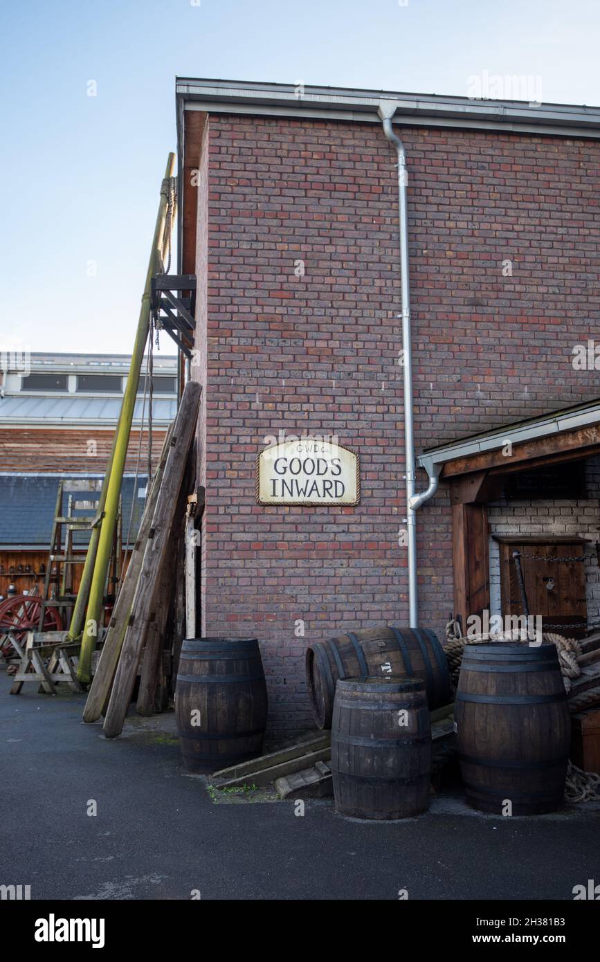 Inward hi-res stock photography and images - Alamy