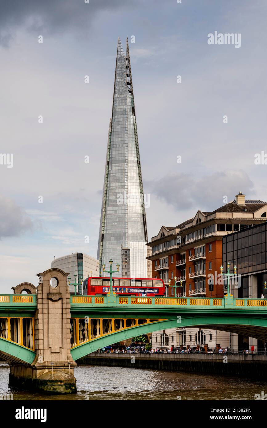 Red bus crossing london bridge hi-res stock photography and images - Alamy
