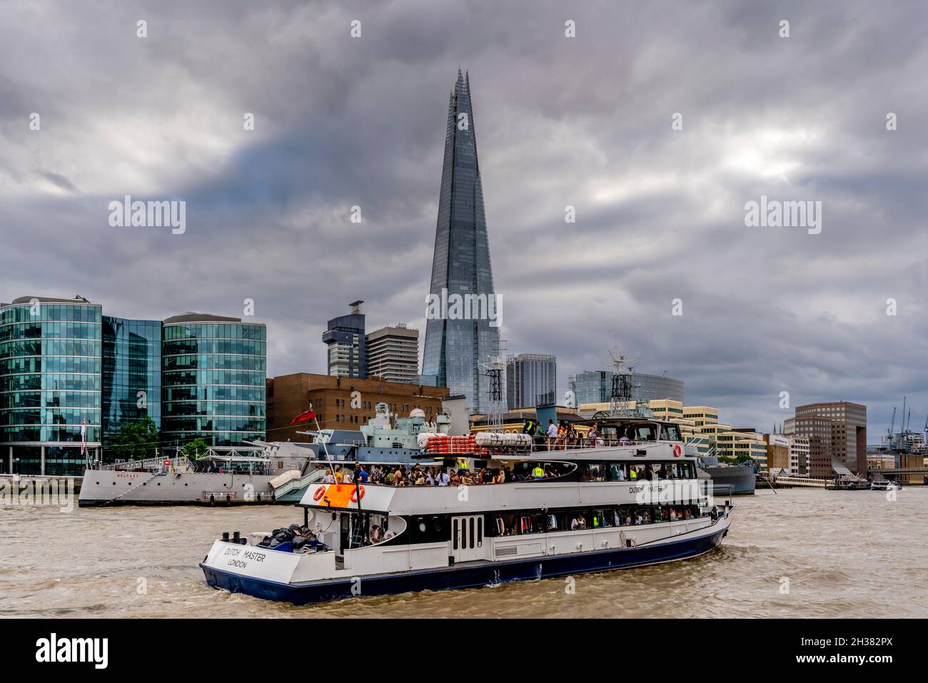 London sightseeing boat hi-res stock photography and images - Alamy