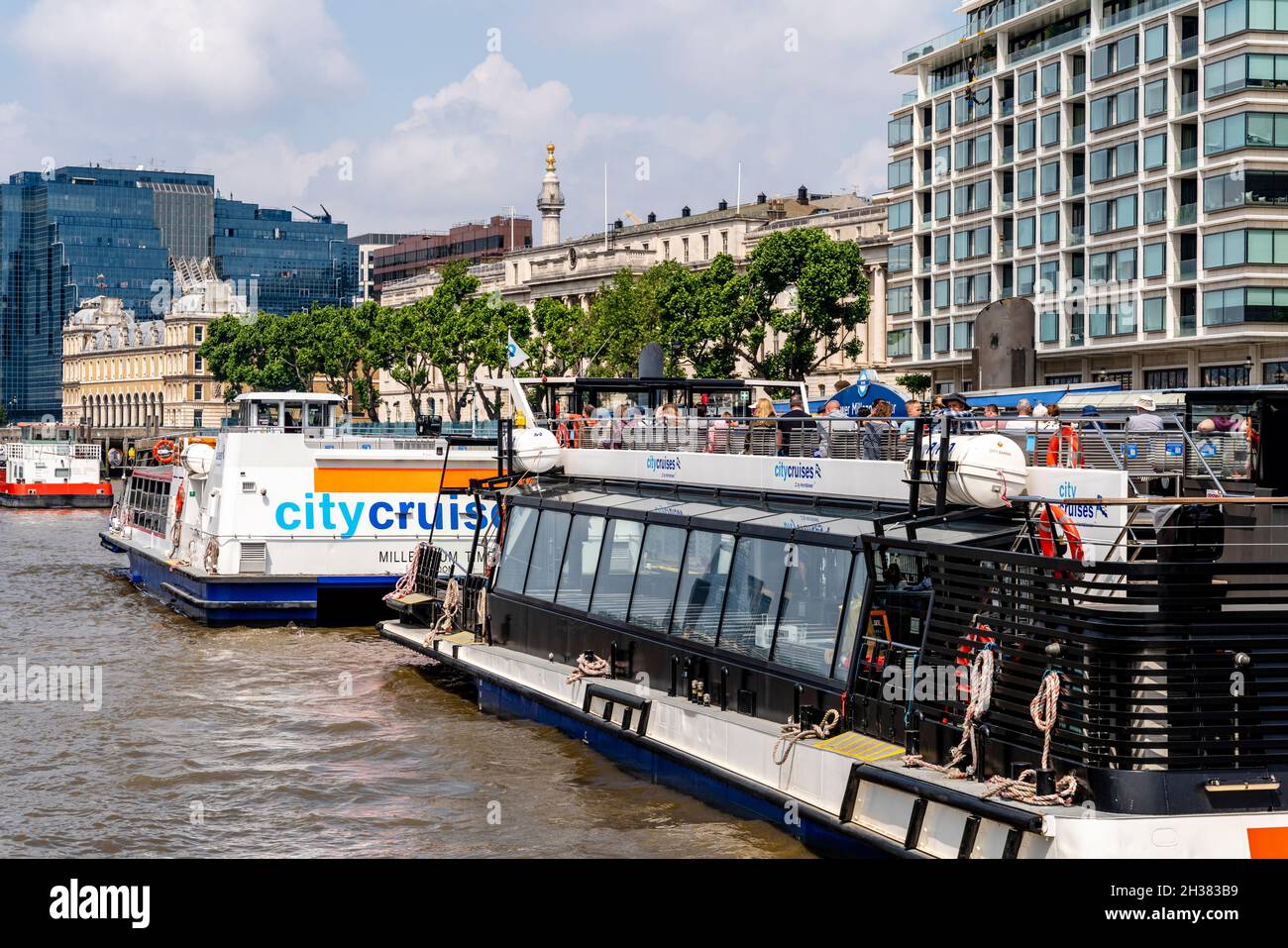 Two city cruises boats hi-res stock photography and images - Alamy