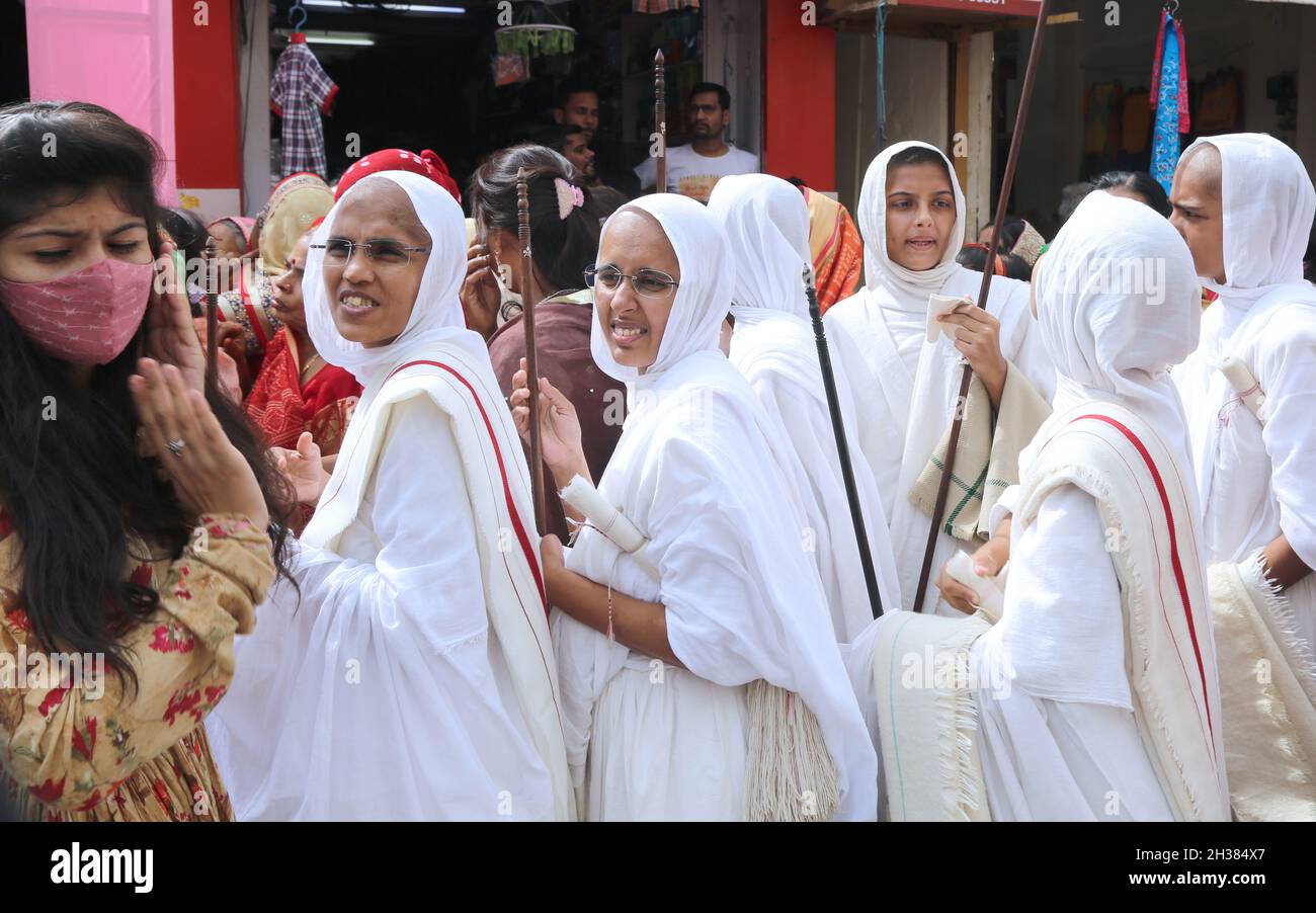 Jain nuns hi-res stock photography and images - Alamy