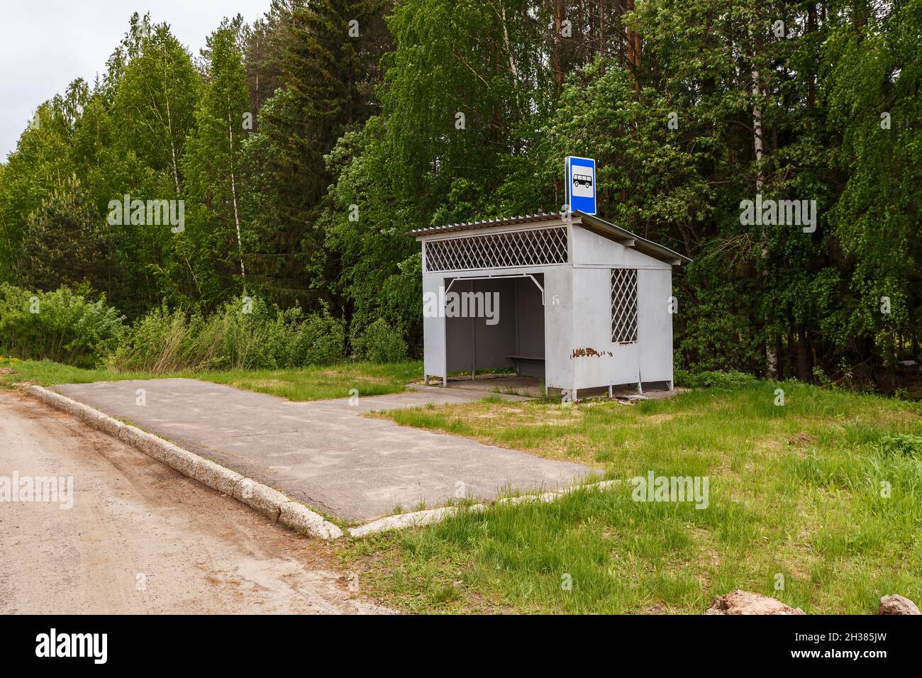 bus stop on the road. empty bus stop Stock Photo - Alamy