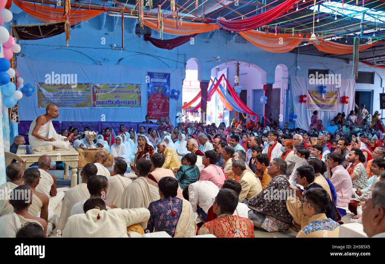 Jain monks hi-res stock photography and images - Alamy