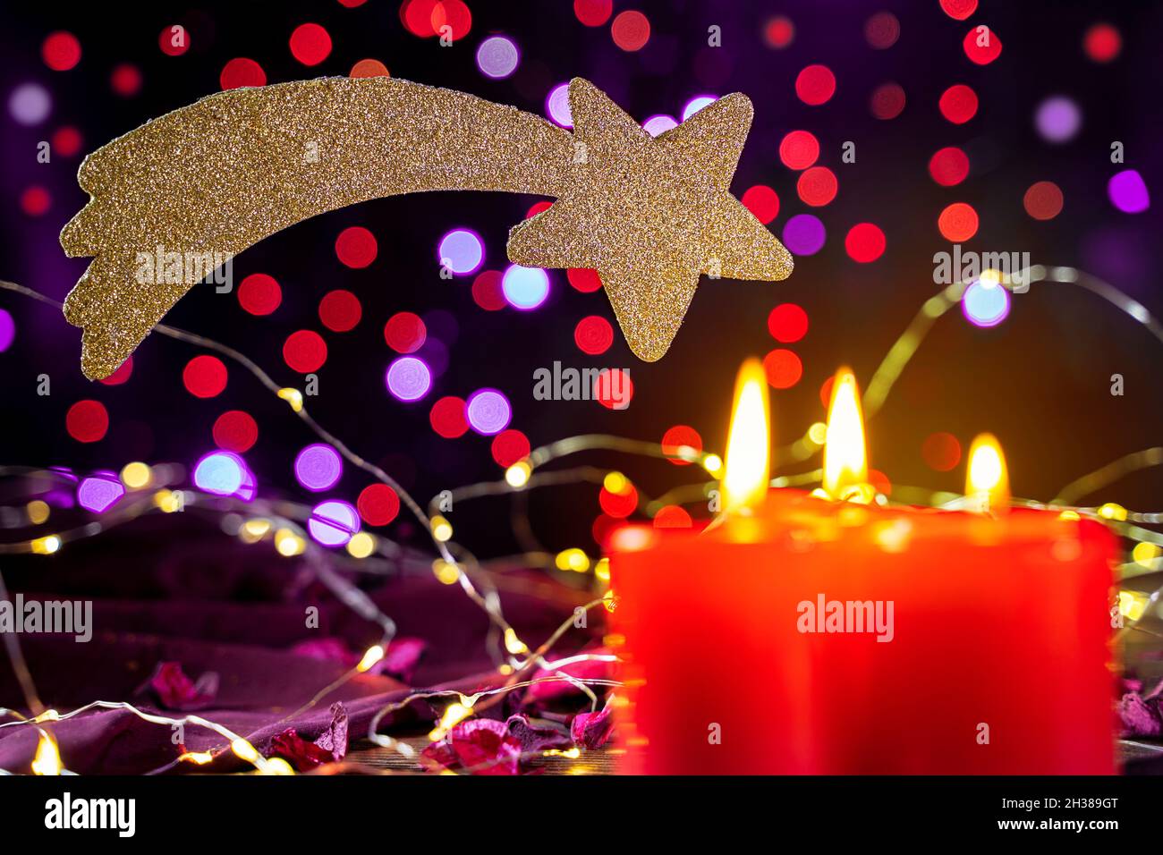 christmas comet star with red candles festive ambience Stock Photo - Alamy
