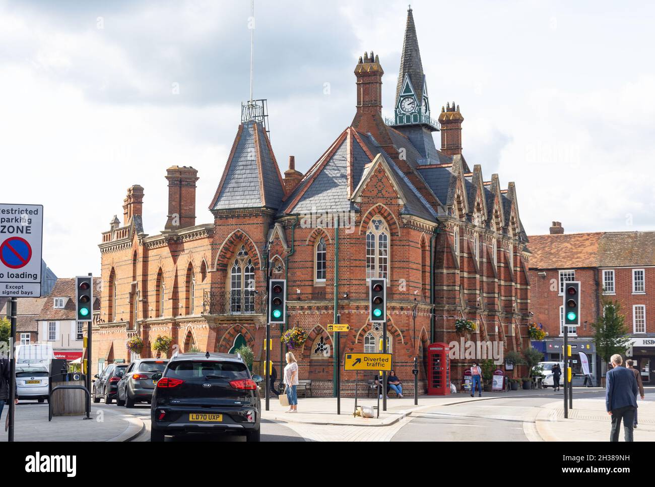 Town hall from peach street wokingham town centre berkshire coun hi-res ...