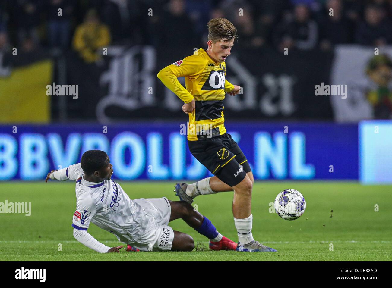 BREDA, NETHERLANDS - OCTOBER 26: Yannick Leliendal of VVV-Venlo, Boris ...