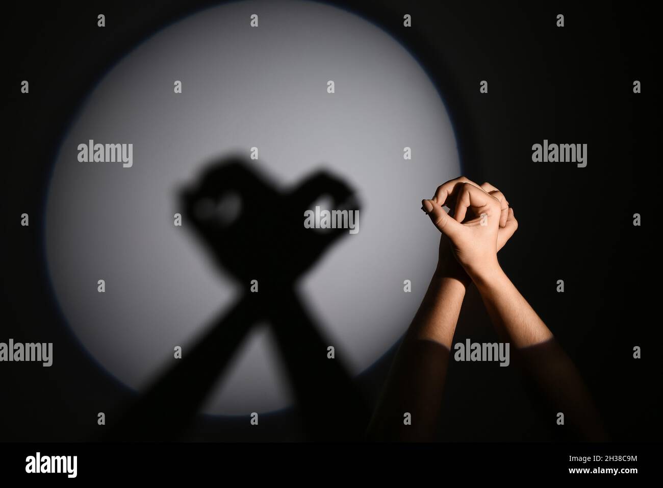 Shadow puppet show hands hi-res stock photography and images - Alamy