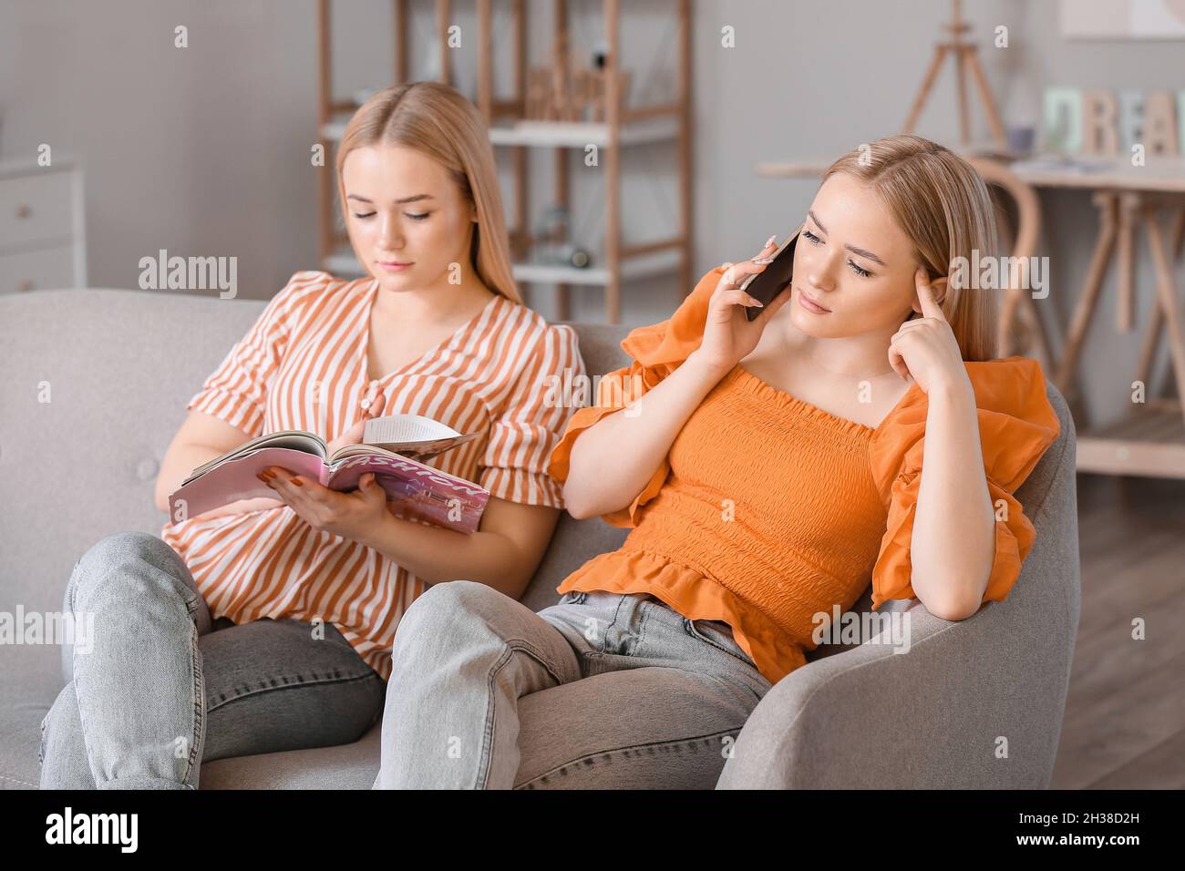 Sisters talking sofa hi-res stock photography and images - Alamy