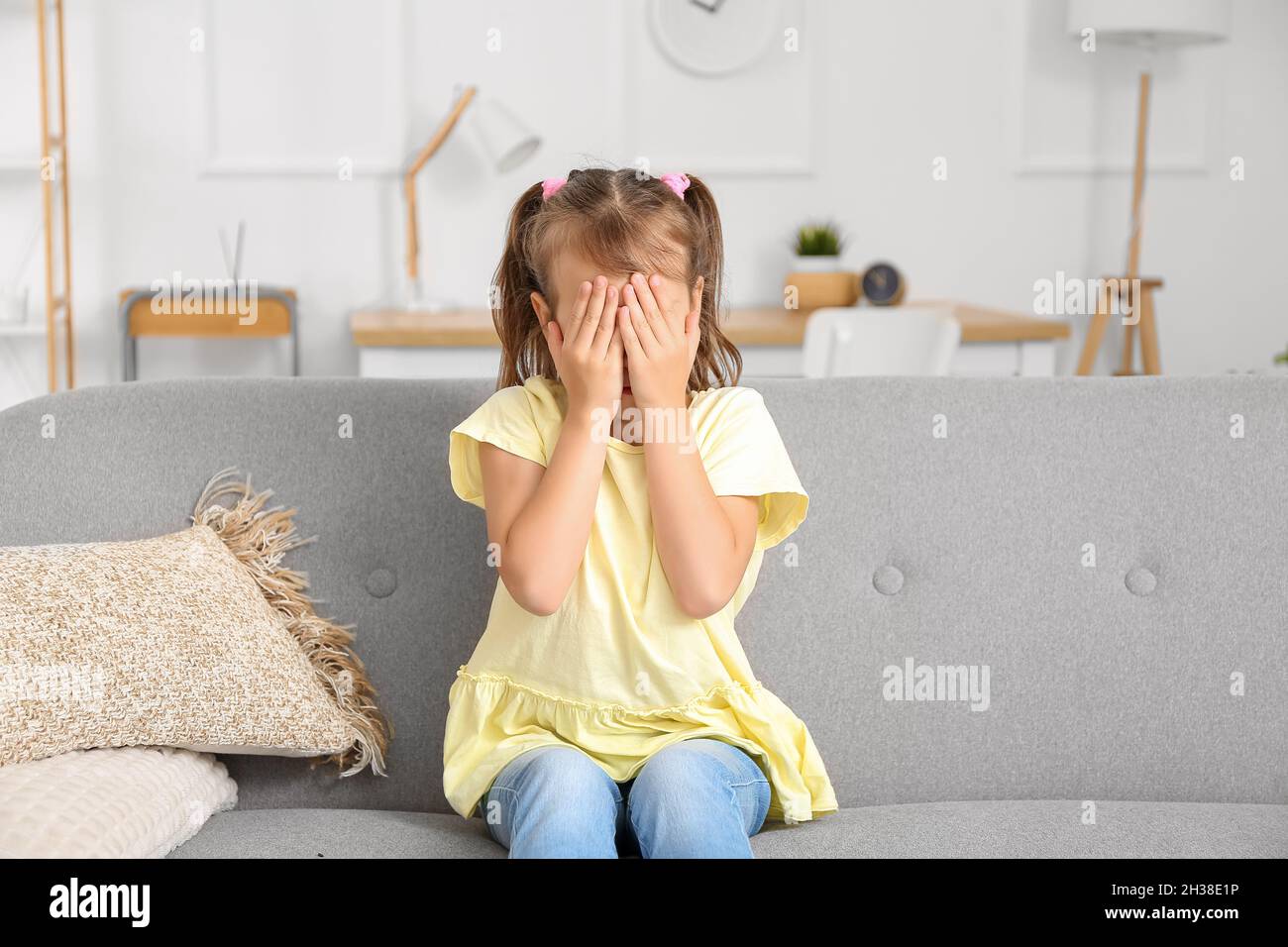 Child tv scared hi-res stock photography and images - Alamy
