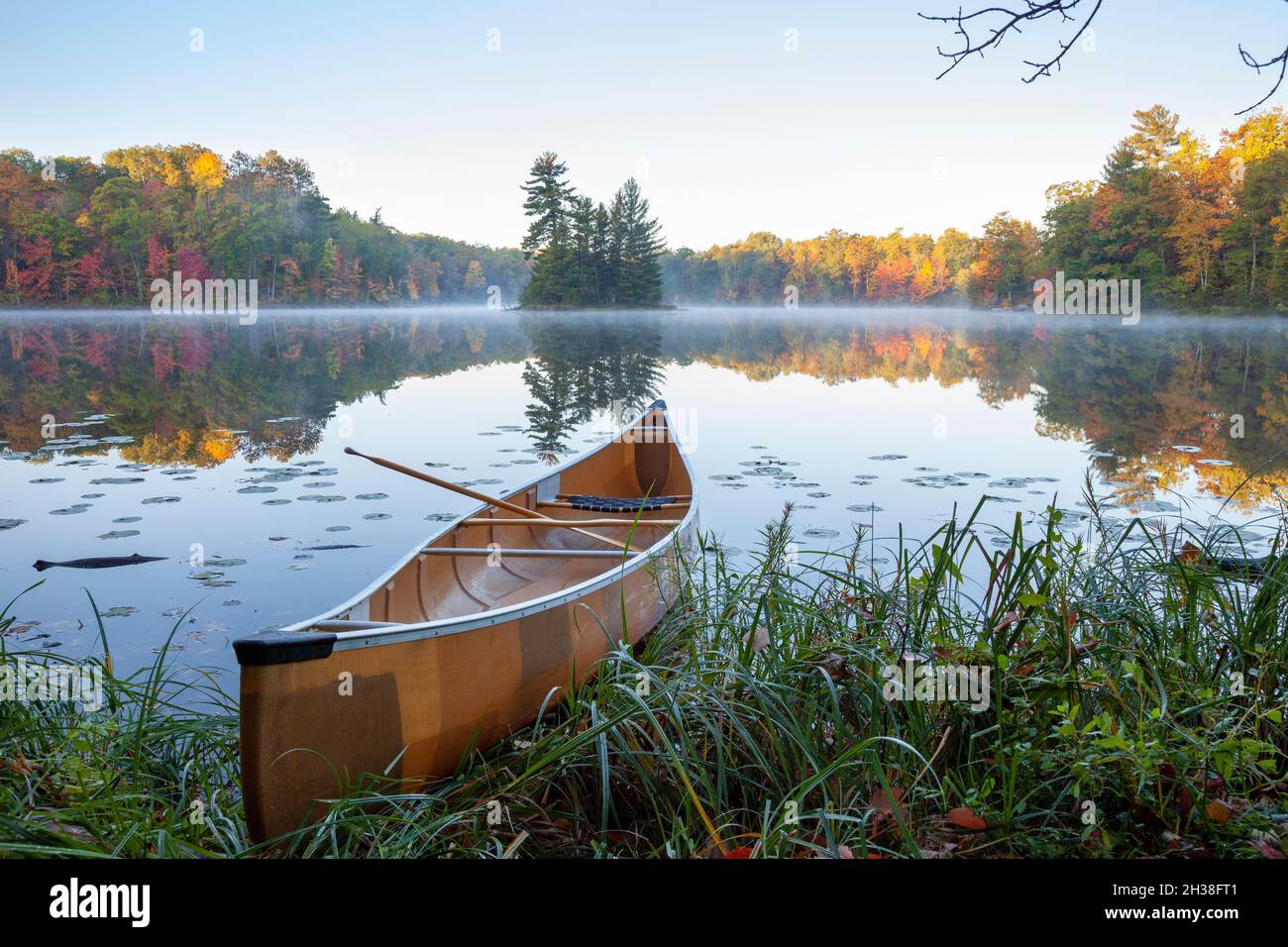Canoe landscape hi-res stock photography and images - Alamy