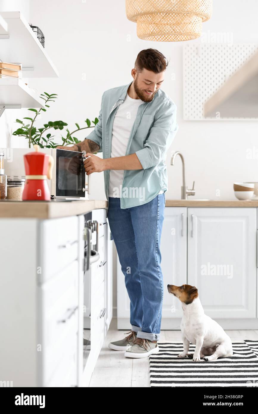 Kitchen oven home dog hi-res stock photography and images - Alamy