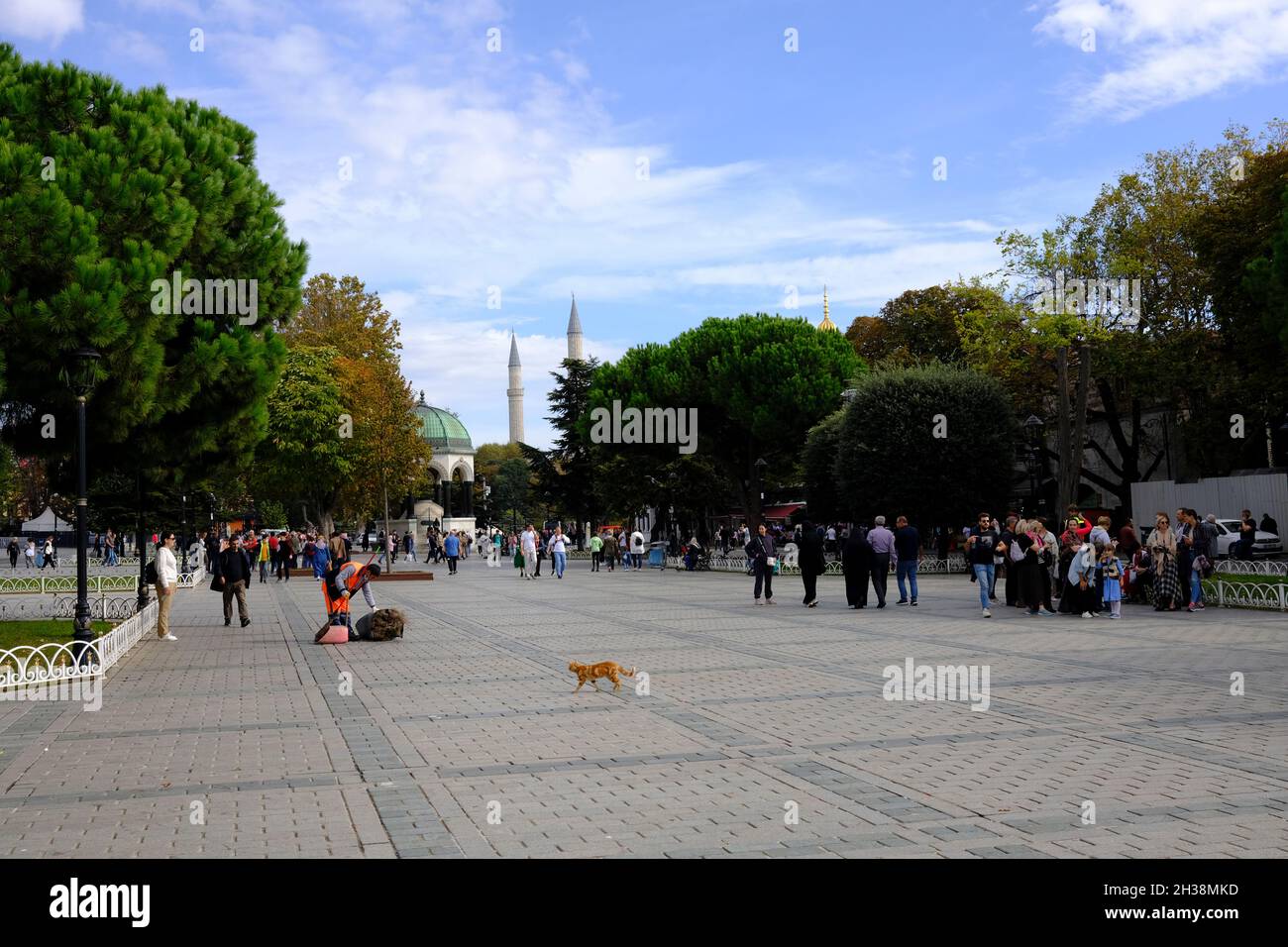 Tourists in Sultanahmet Square (Hippodrome), Istanbul, Turkey Stock ...