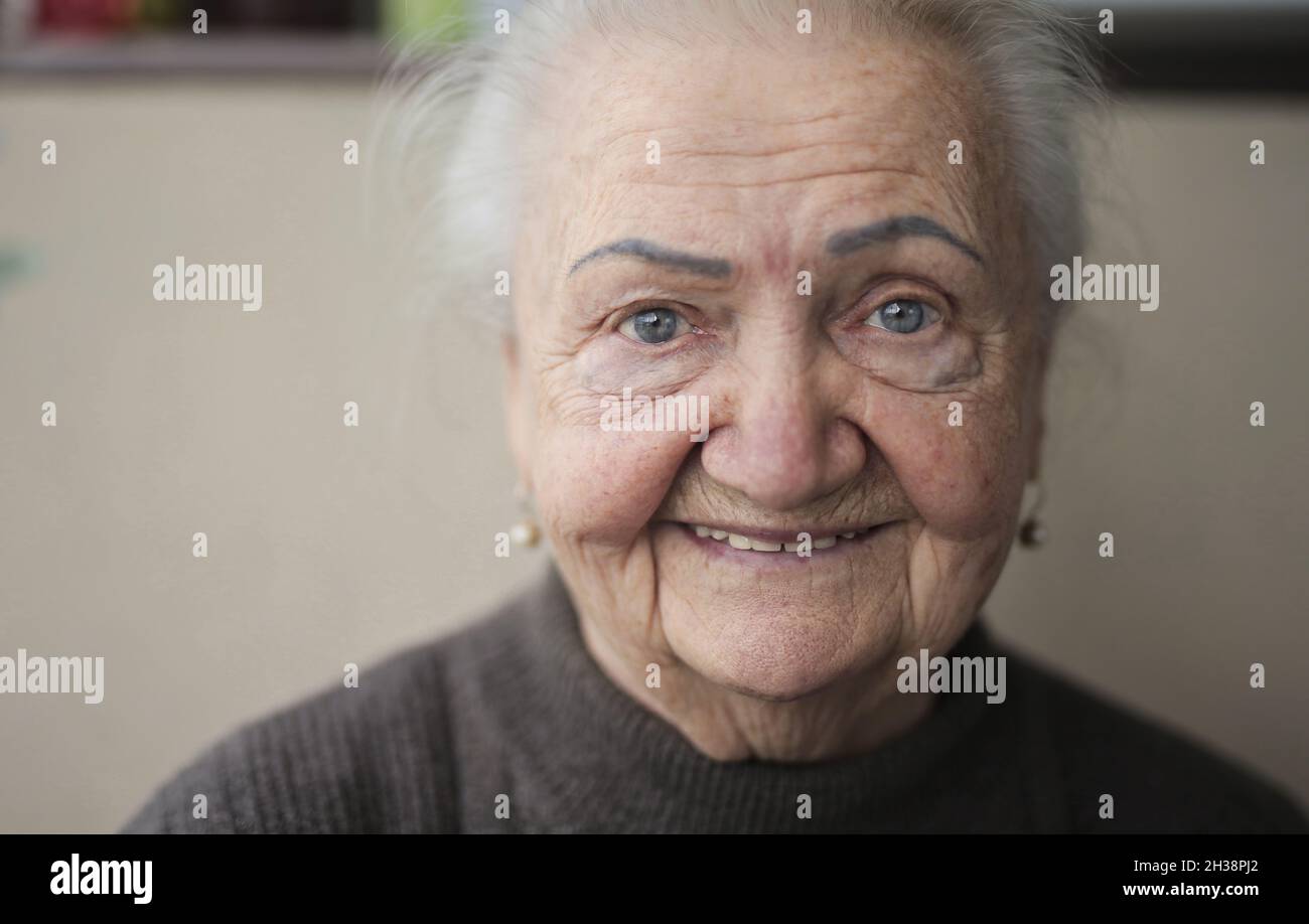 portrait of elderly lady in her home Stock Photo - Alamy