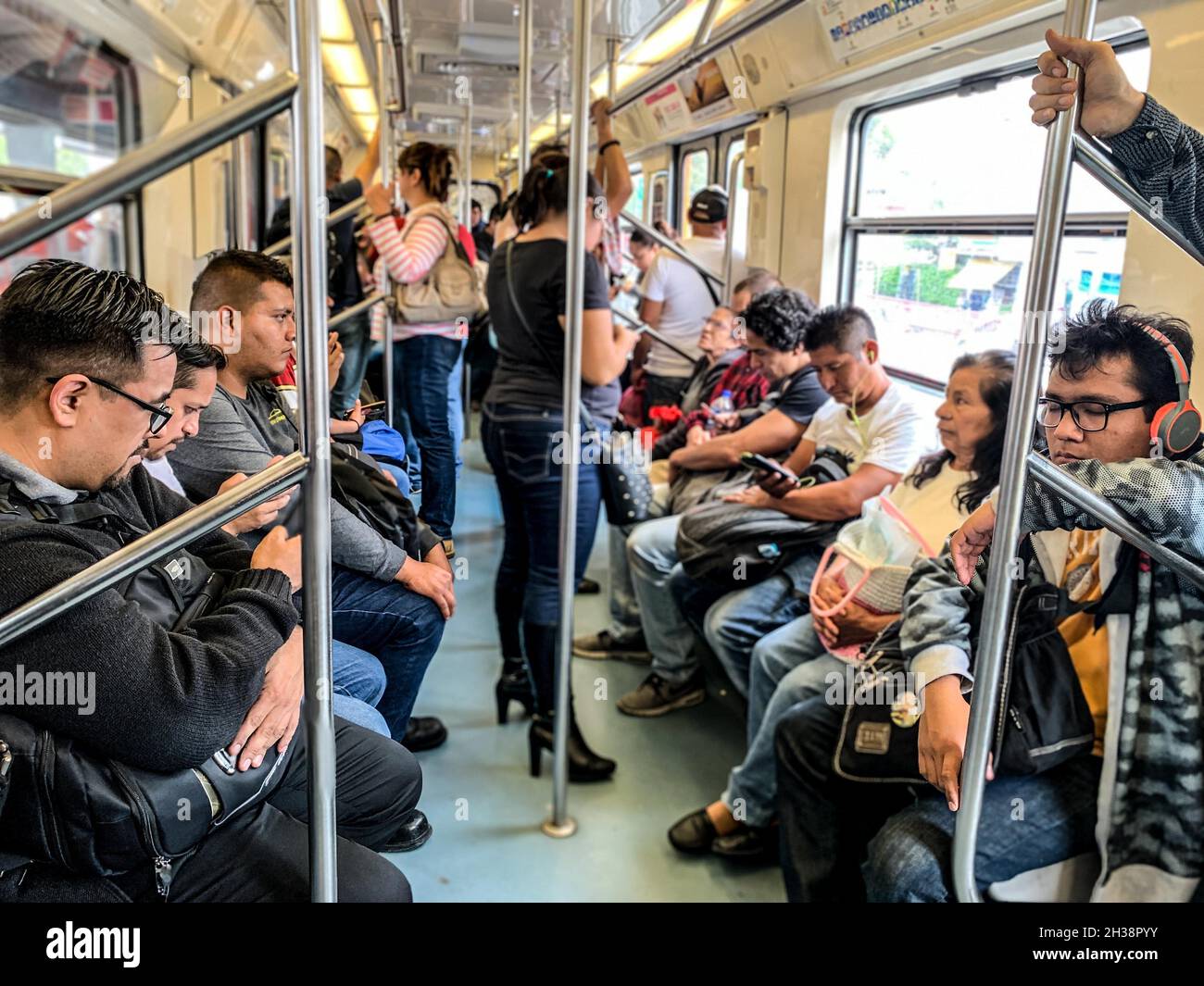 Metro Nativitas de la Ciudad de Mexico. Mexico City. Vida cotidiana en ...