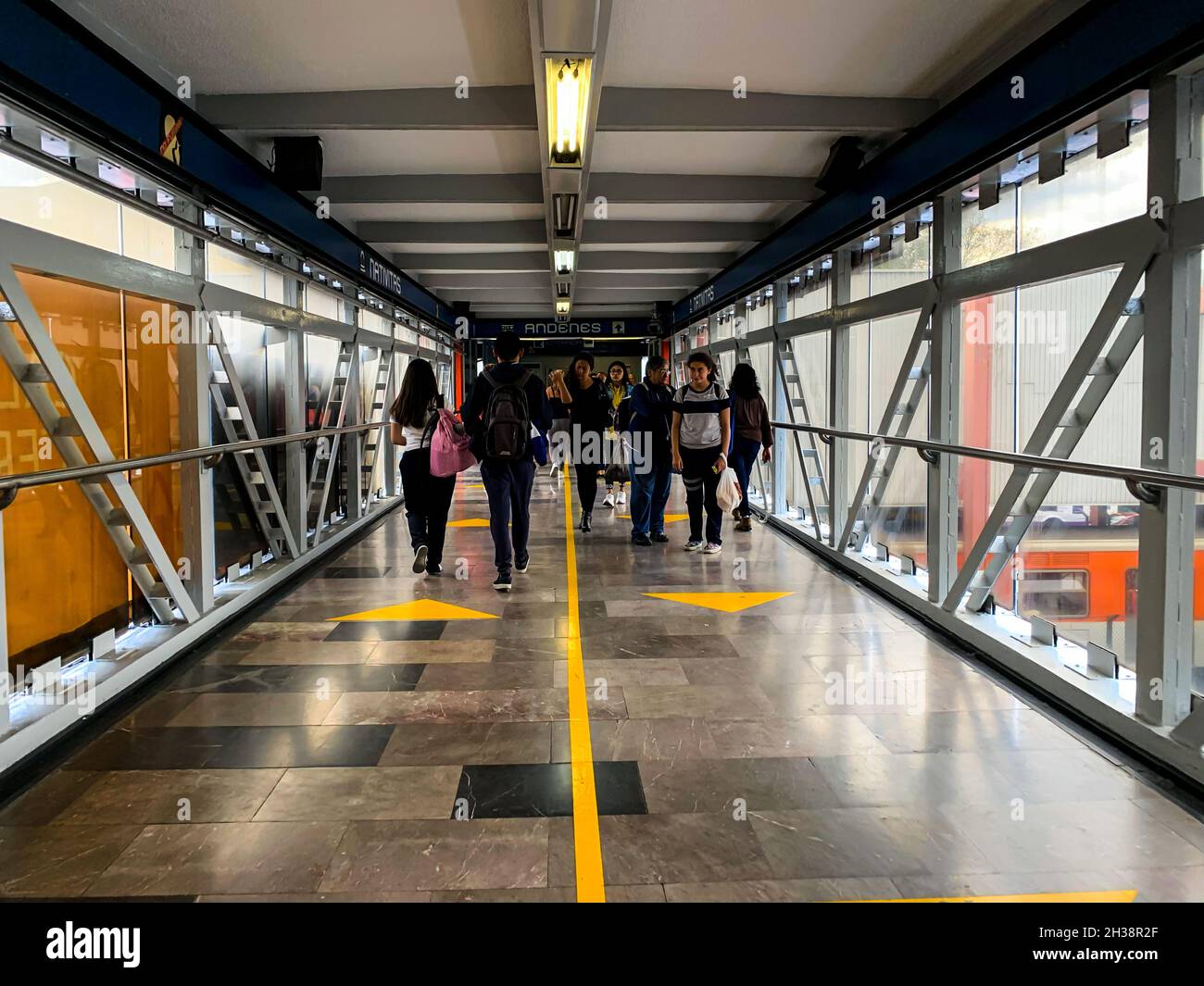 Metro Nativitas de la Ciudad de Mexico. Mexico City. Vida cotidiana en ...