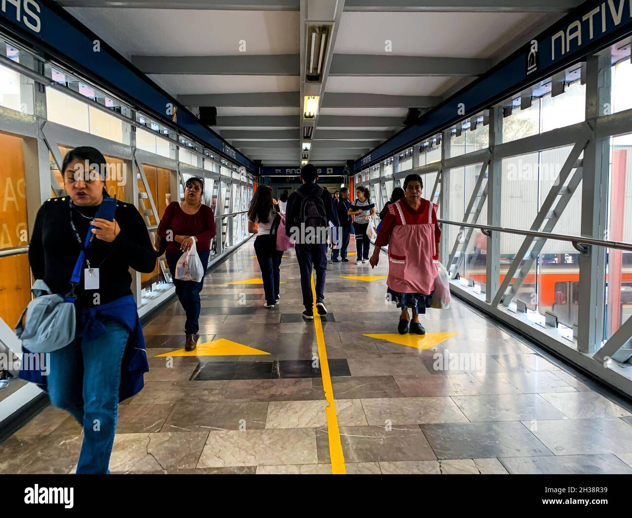 Metro Nativitas de la Ciudad de Mexico. Mexico City. Vida cotidiana en ...