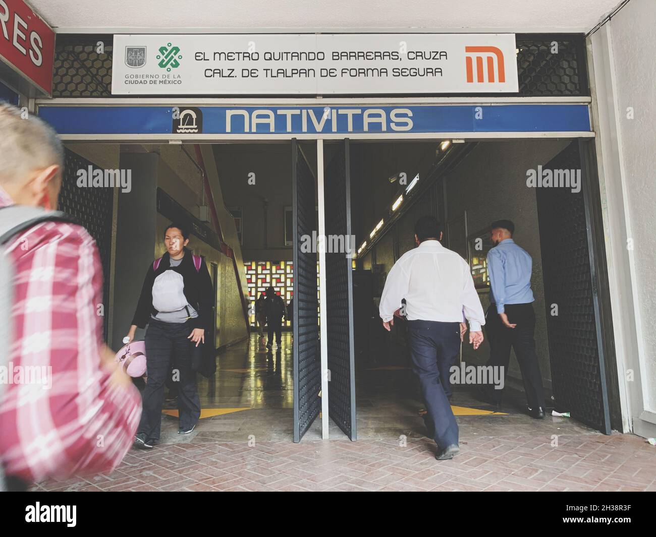Metro Nativitas de la Ciudad de Mexico. Mexico City. Vida cotidiana en ...