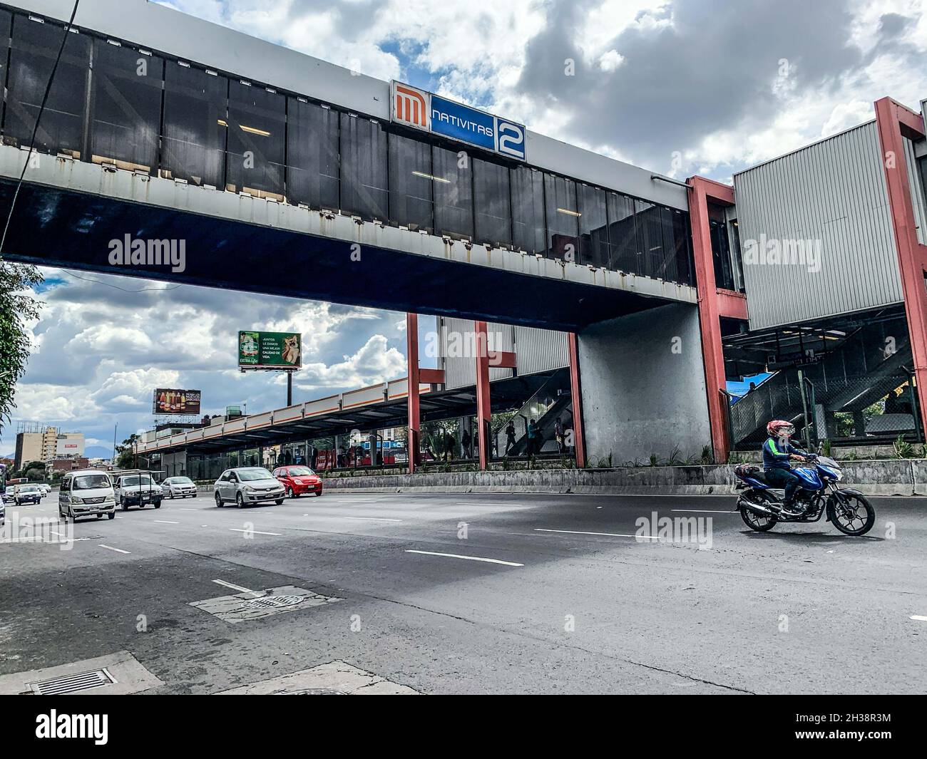 Metro Nativitas de la Ciudad de Mexico. Mexico City. Vida cotidiana en ...