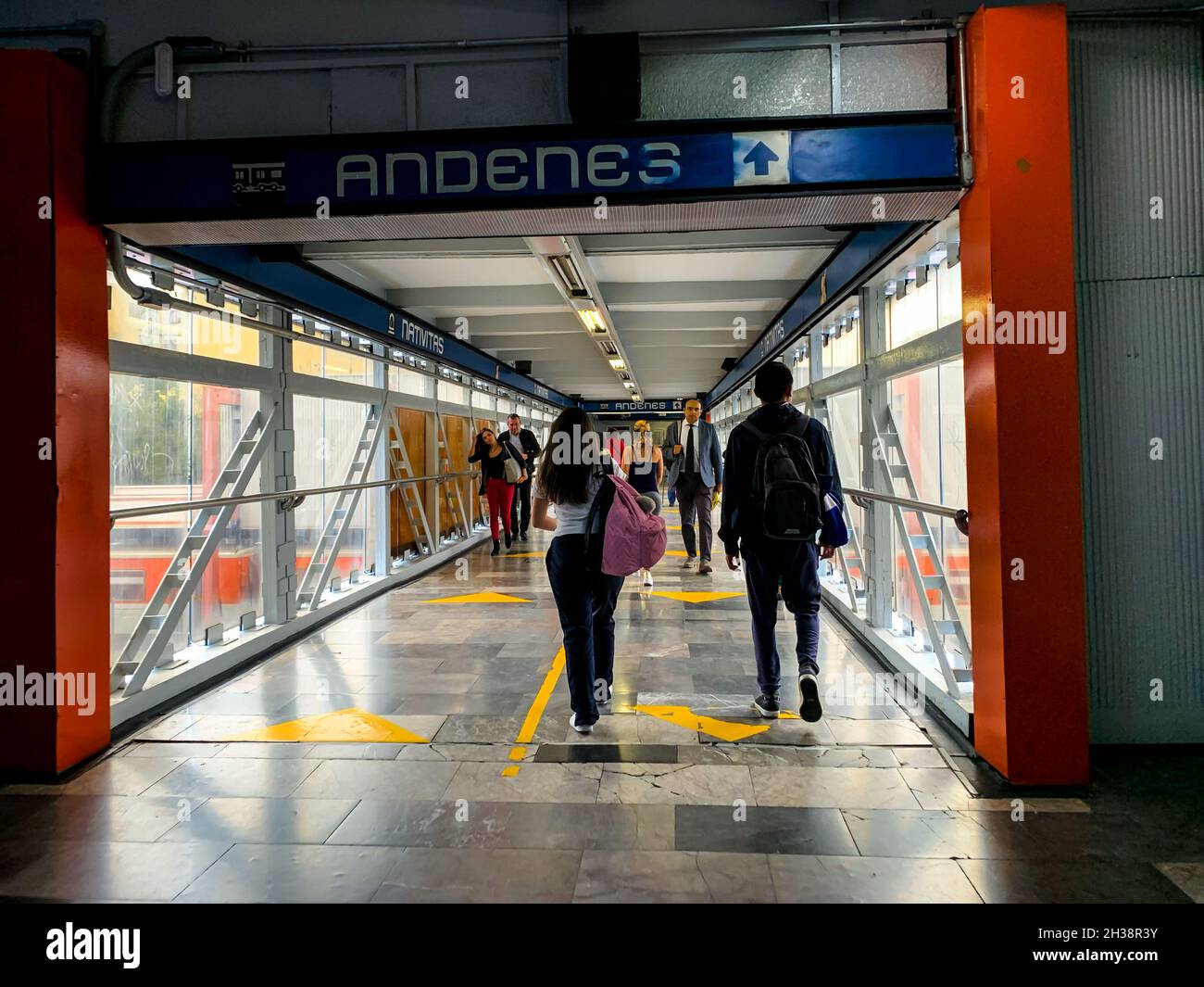 Metro Nativitas de la Ciudad de Mexico. Mexico City. Vida cotidiana en ...
