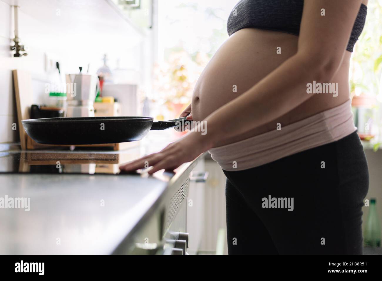 Domestic home mom cooking hi-res stock photography and images - Alamy