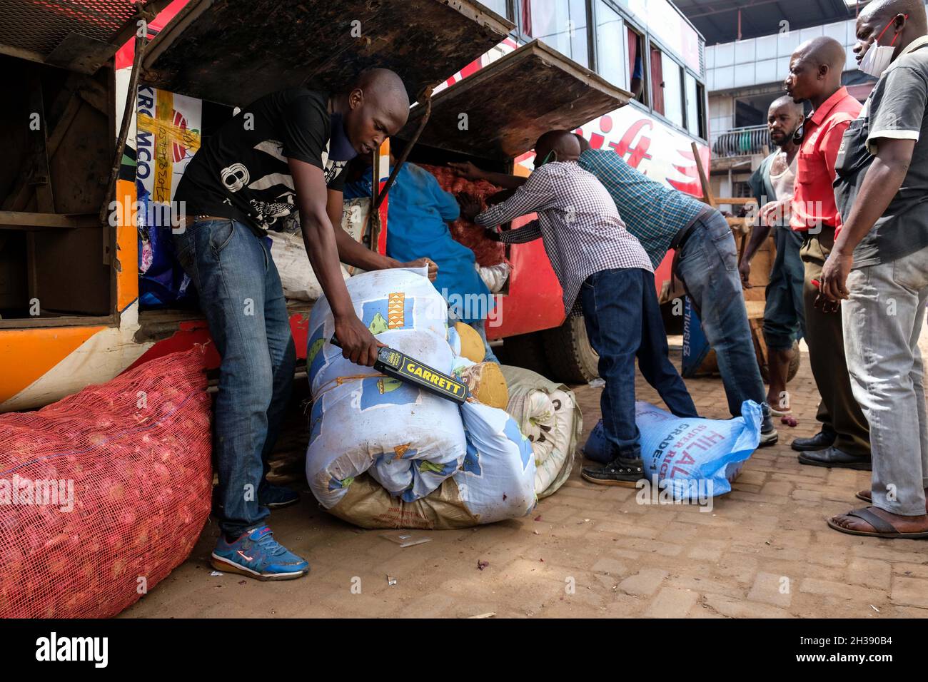 Passengers leaving a bus hi-res stock photography and images - Alamy